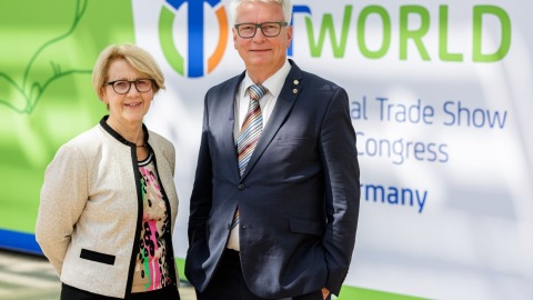 Neue Impulse für die Hilfsmittelversorgung: Dr. Doris Maier und Thomas ...